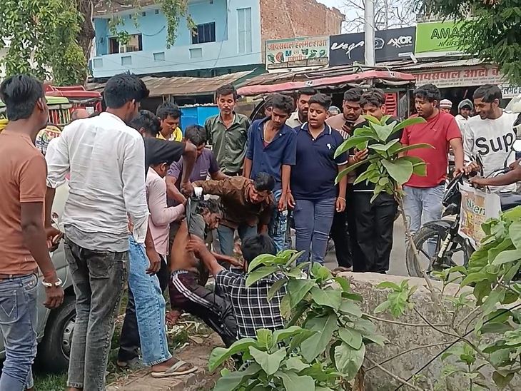 City Roadway Bus Stand Man Falls Drain | Bystander Rescue