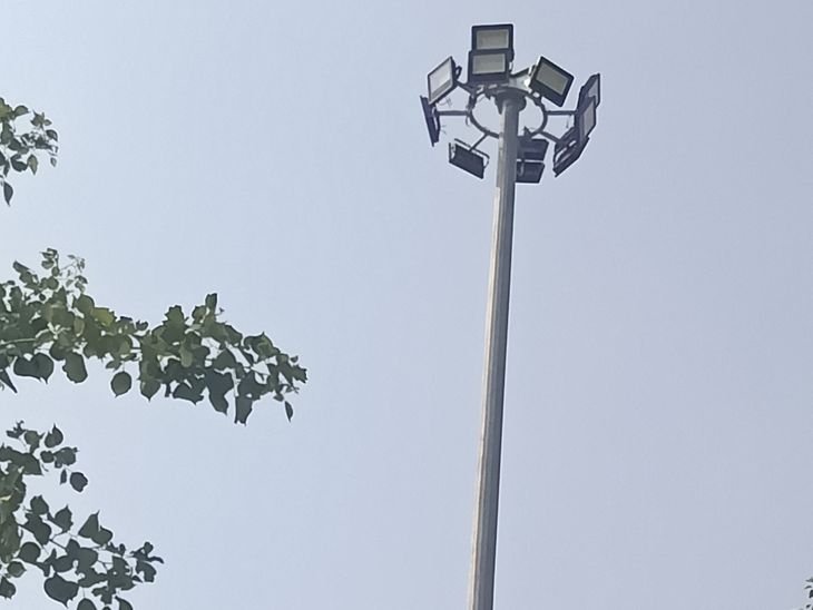 Pawar Amrit Sarovar High Mast Light Broken | Village Darkness
