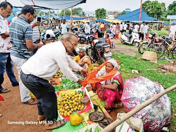 Gamcha distributed among 50 vegetable vendors