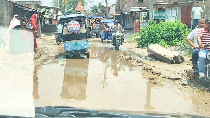 Toto overturned on waterlogged road, three injured