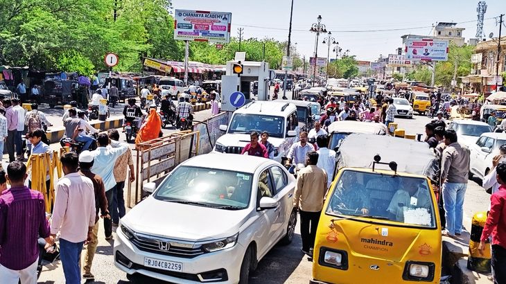 Ahimsa Circle: Frequent traffic jams within a 100-meter radius every day