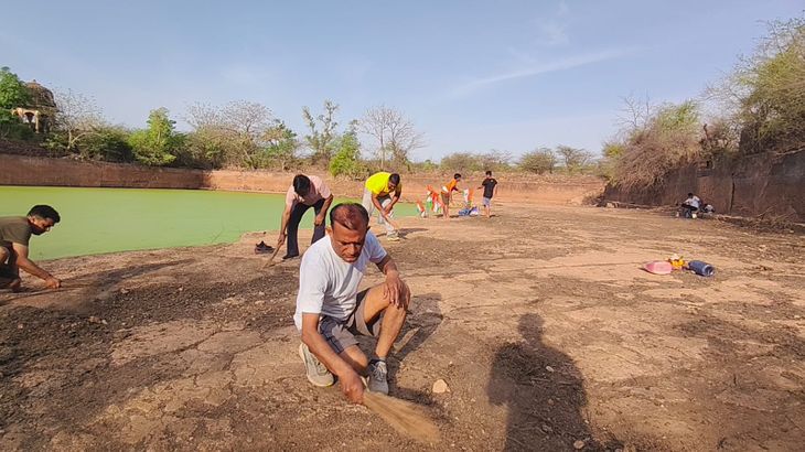 Shramdaan at Taragarh Fort, silt removed from ponds