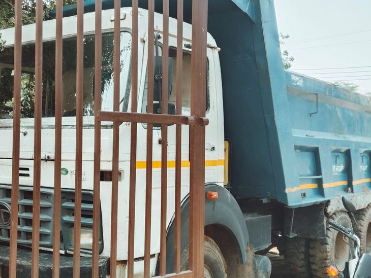 Aligarh Gorai Max Dumper Accident | No Casualties, Vehicles Seized