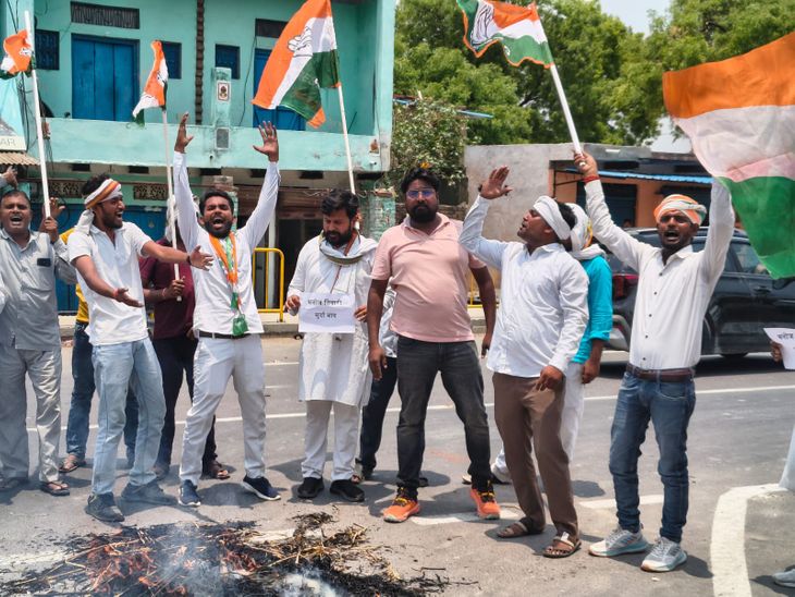 Bhadohi Congress Protests Rahul Gandhi Comments | Manoj Tiwari Effigy ...