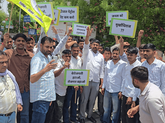 Jodhpur RLP Protest | Inflation, Unemployment; Collectorate Gate Climb