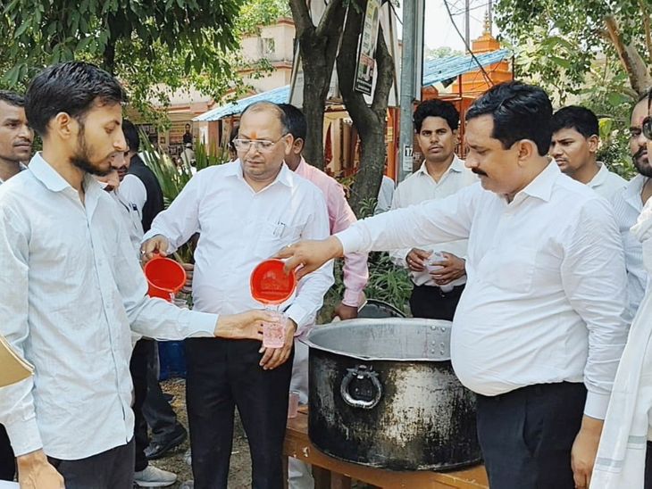 Lalganj Bada Mangal: Sharbat Distribution Offers Relief Amidst Heat