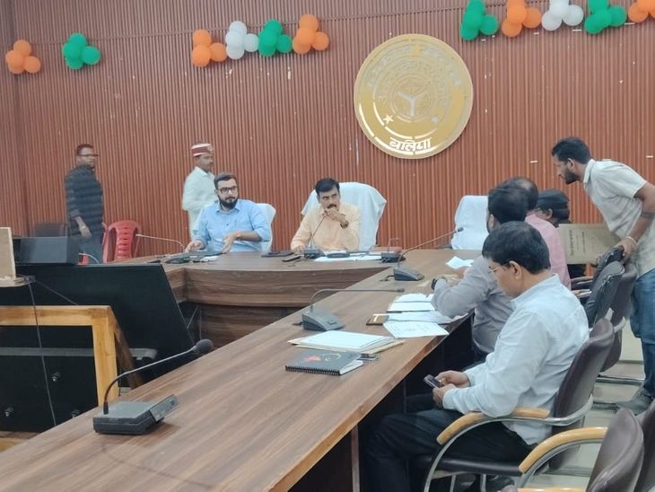 Ballia DM Halts Salary Over Pension Verification Lapses