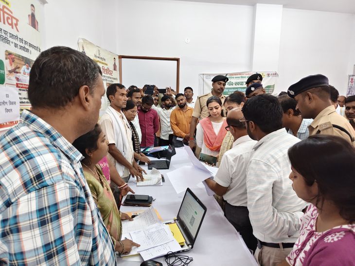Kurtha Villagers Lodge Complaint at Block Office Amid Sahayog Shivir Chaos