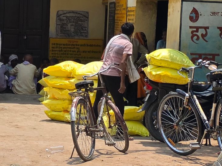 Tarun B-Packs Fertilizer Distribution | Farmers Queue for Urea