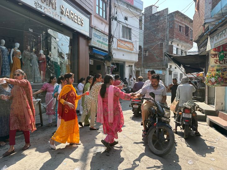 Chandousi Summer Relief | Women Group Distributes Sharbat