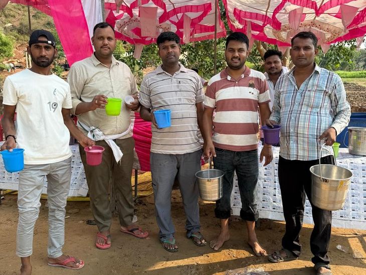 Giriraj Maharaj Seva Dal Serves Water on Govardhan Parikrama Marg