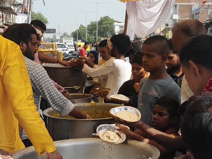 Malmas Sharbat Vitaran | Pichhwariya Road Devotees Gather