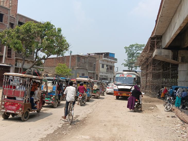 Betiah ROB Construction Road Narrow | Vehicles Stuck Hours Demand Action