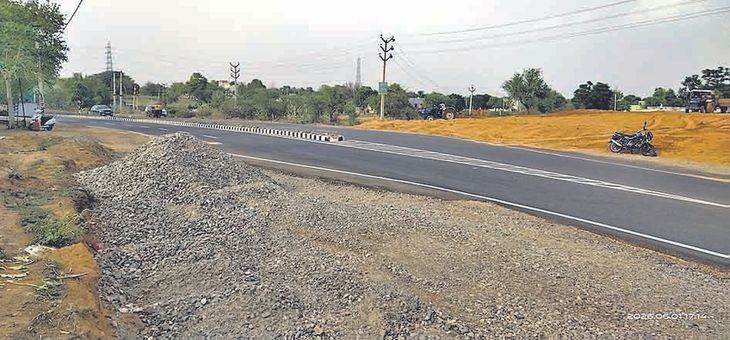 No indicators, no reflectors, highway dividers are not visible at night.