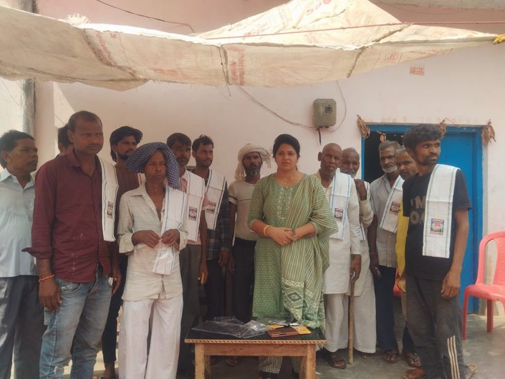 Auraiya Heat Relief | Ojasvi Foundation Distributes Gamchha, ORS