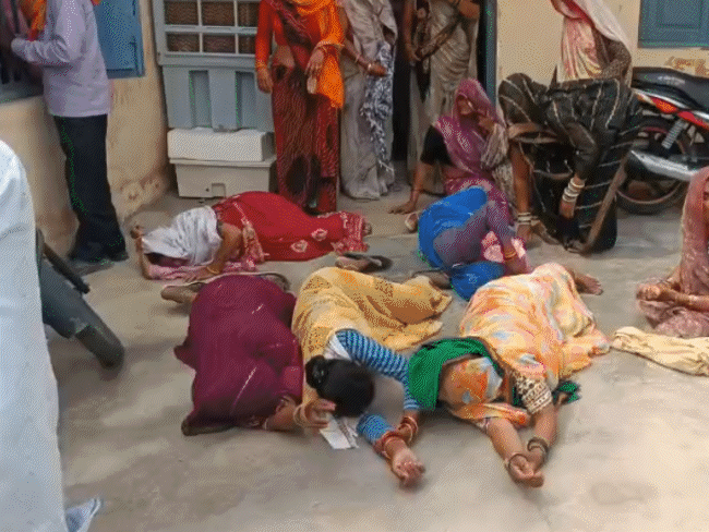 MP Tikamgarh Transformer Dispute | Women Assault Electricity Office ...