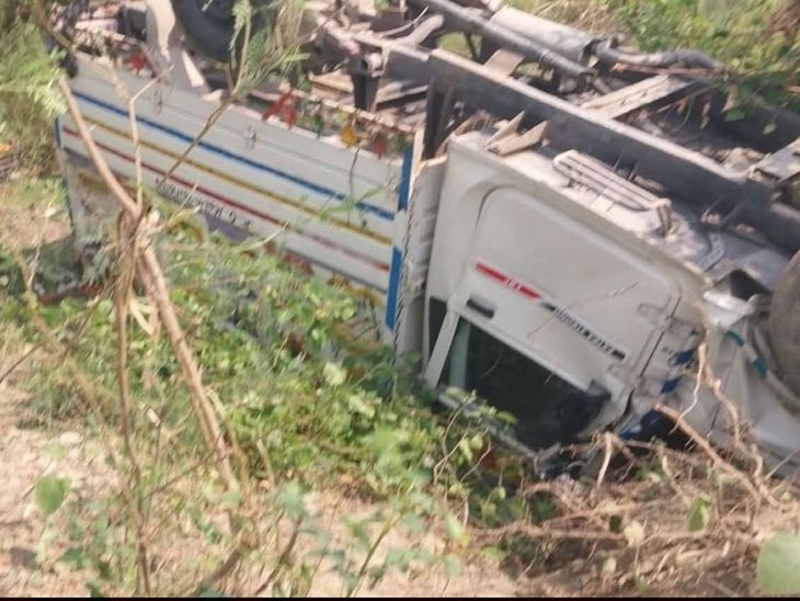 Ram Janki Marg Accident | Pickup Truck Collides With Bull, Overturns