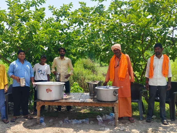 Kashmiri Road Hanuman Mandir Offers Sharbat & Jal Seva This Summer
