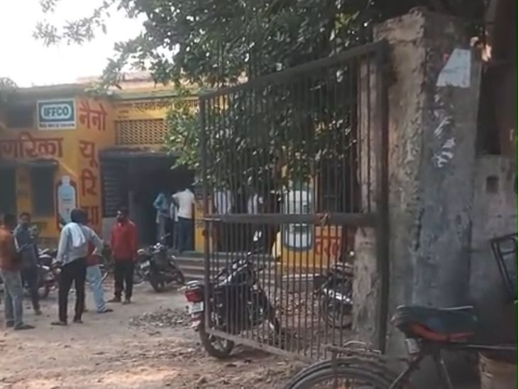 Ayodhya Devapur Cooperative Society Urea Distribution Crowd Irregularity