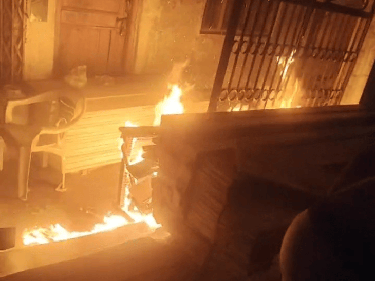 Chhatarpur Lakdi Tal Fire | Police Rescue Homes