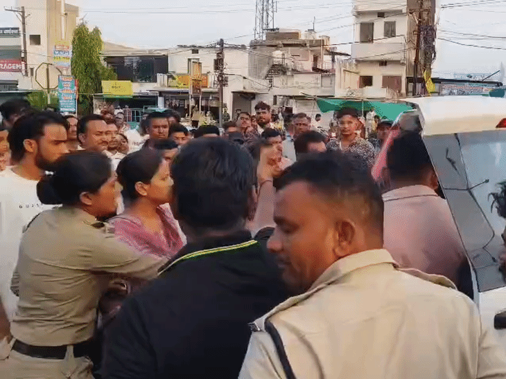Dhar Bike Paper Check Scuffle | Cop Slapped; Viral Video