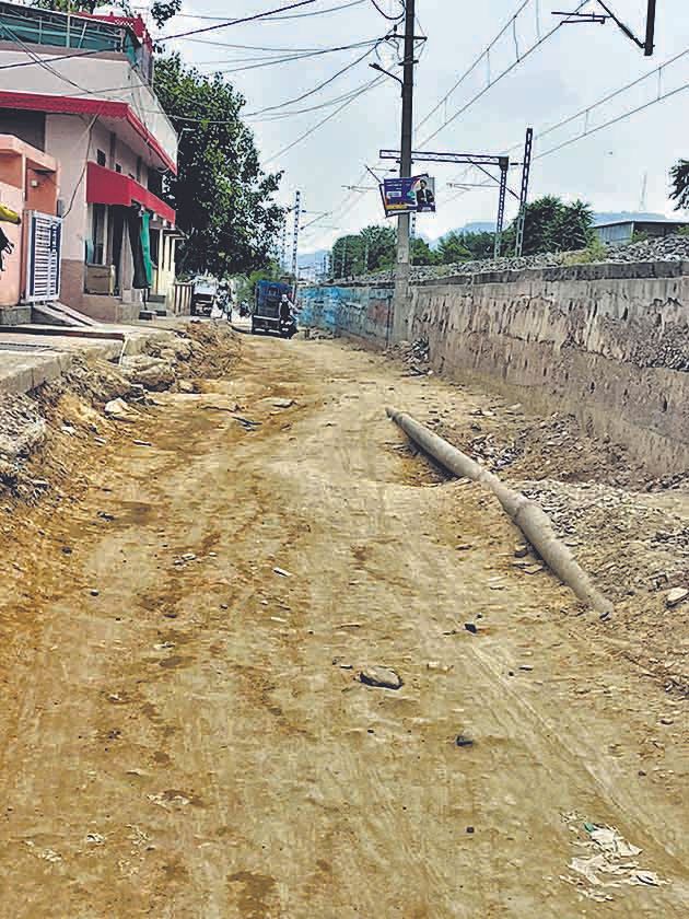 Incomplete road in Aam Ka Talab becomes a problem, warning of agitation