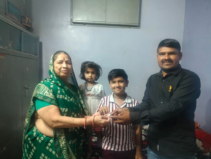 Readers won 5-5 and 10-10 gram coins under Dainik Bhaskar's 'Jeeto Gold ...