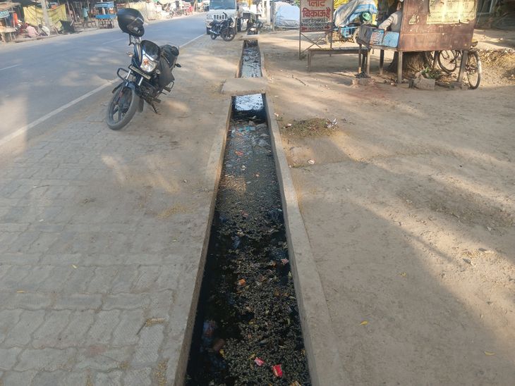 Unchahar-Dalmau Road Bad Smell: Villagers Suffer Disease Fear