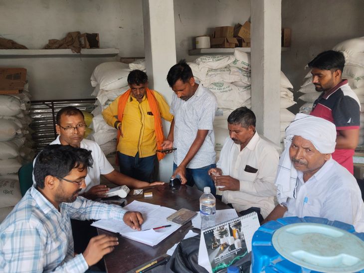 Kurebhar Farmers Flock for Subsidized Paddy Seeds | Quality Seeds Low Price