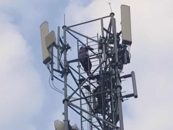 Saran Girl Climbs Tower to Stop Lovers Marriage | Protest