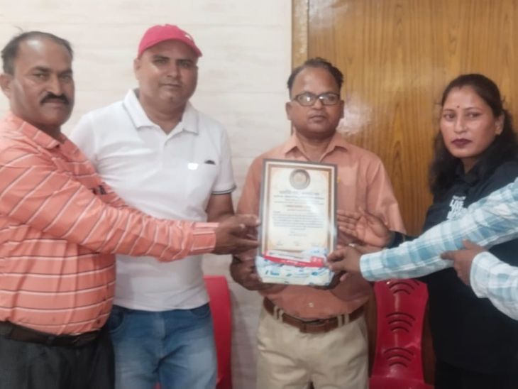 Khatima Journalists Honored By Ambedkar Society | Award & Pen