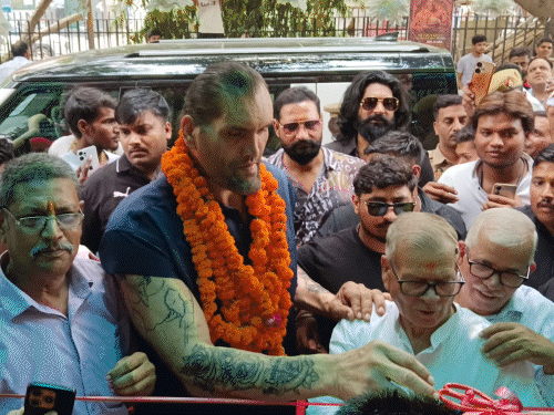 Great Khali Kanpur Visit: Yogi Raj Wanted, Says Wrestler | Restaurant ...