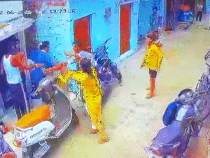 Pakistan Two Bikes Vandalism | CCTV Footage; Youth Throws Stones ...