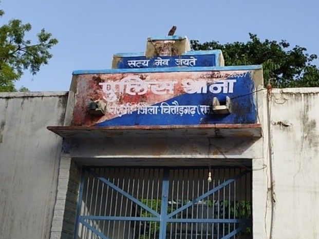 Raashmi Police Seize 35 Pawa Near School; Woman Arrested Selling Sharab