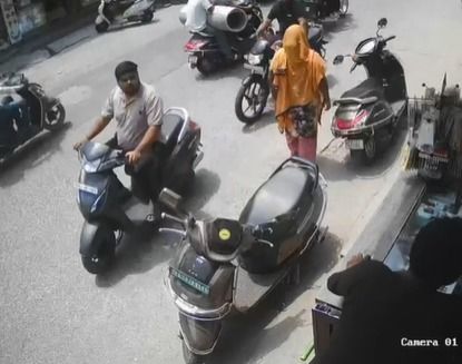 Pretending the purse was in the trunk, he absconded with 10,000 rupees.