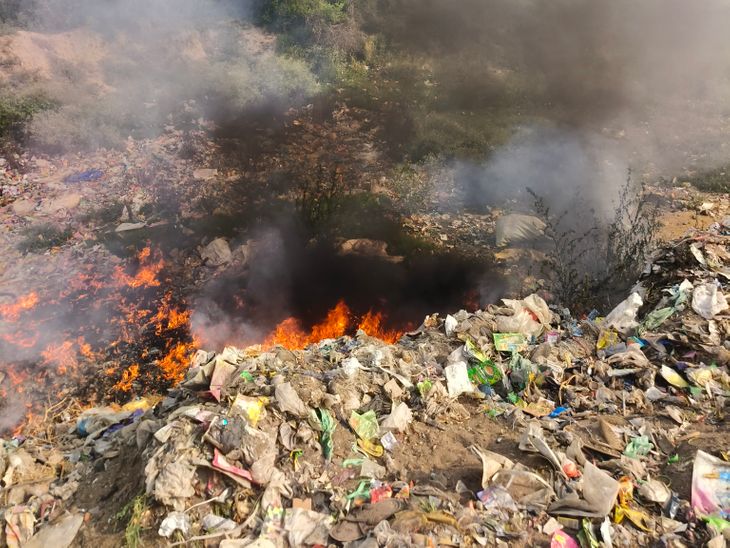 Sikandrabad Garbage Fire | Toxic Smoke Affects Locals