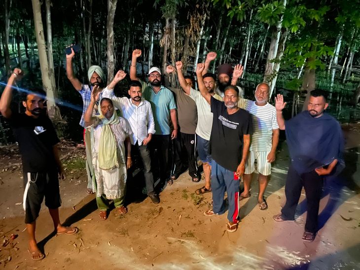 Disturbed residents raised slogans against the management after the ...