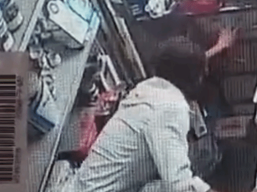 Baraut Shop Mobile Theft Caught CCTV | Police Investigating