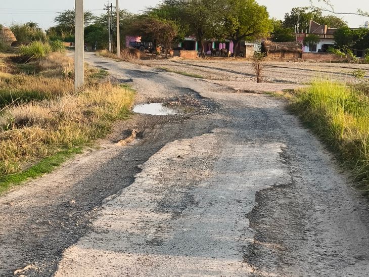 Ghasara Road Repair Demand | Villagers Protest Potholes