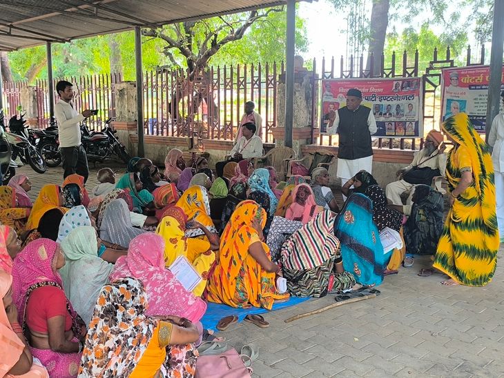 Mainpuri Protest | Voter Pension Demand 11000 Rupees | Water ...