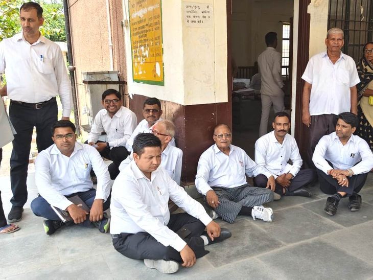 Agitation Over SDM Court Hearing | Advocates Protest Outside Court, Khair