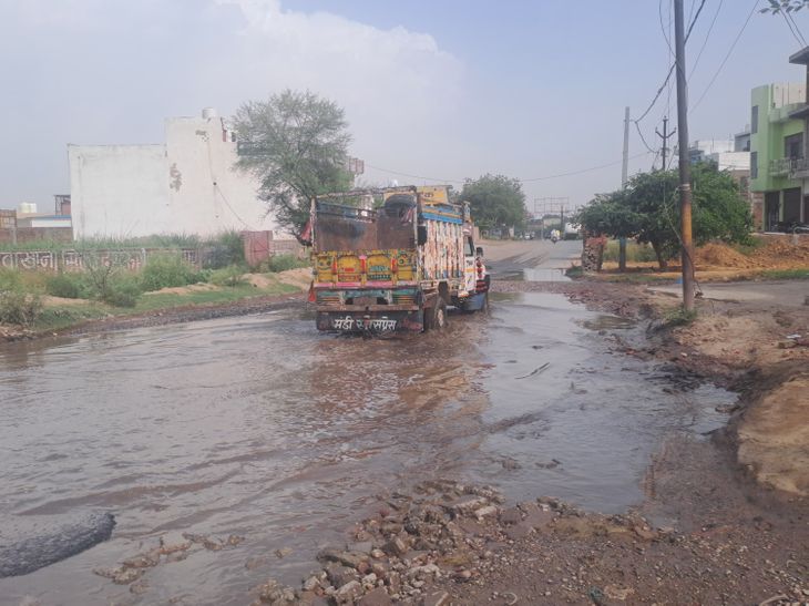 Jalesar Civic-PWD Tussle: Road Users Suffer Over Stagnant Water