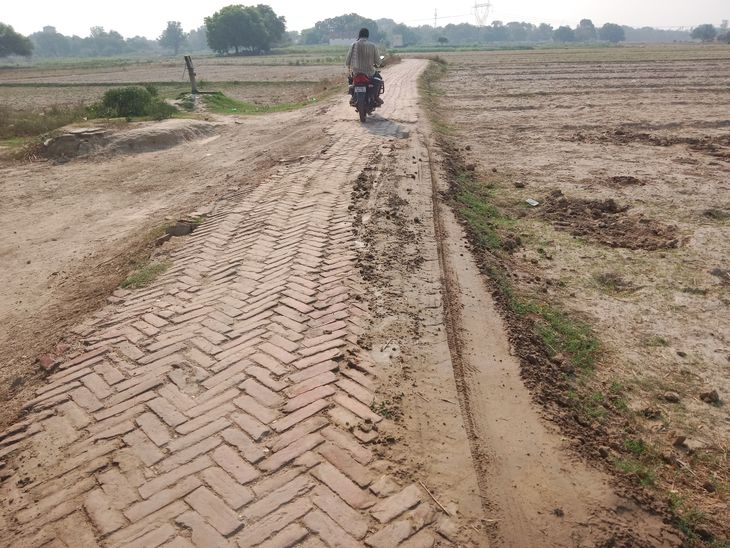 Bhadohi Road Repair | Villagers Fix Jarr Road, Seek DM Intervention