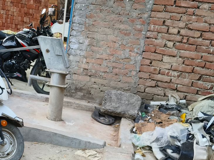 Chauri Bazar Handpump Broken 7 Years | Passengers Distress