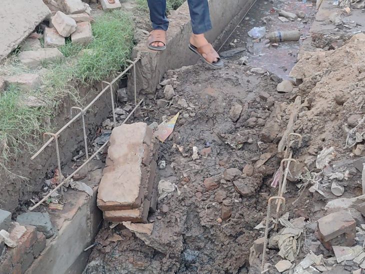 Modinagar Nala Construction Halted Over Poor Material Allegations