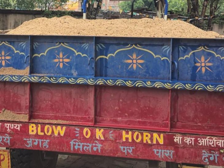 Kadirganj Police Seize Tractor, Impose ₹1.13 Lakh Fine