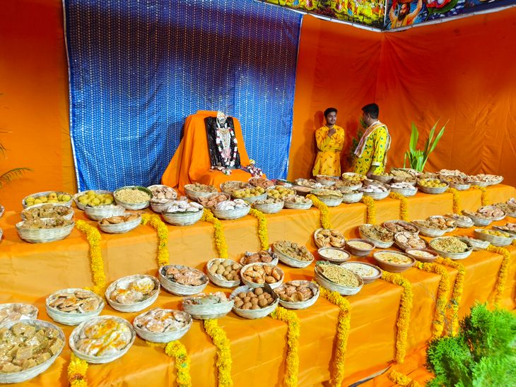 Dwarkadhish Temple Jhalamala Chhappan Bhog | 51Kg Ghee, 151Kg Sugar ...