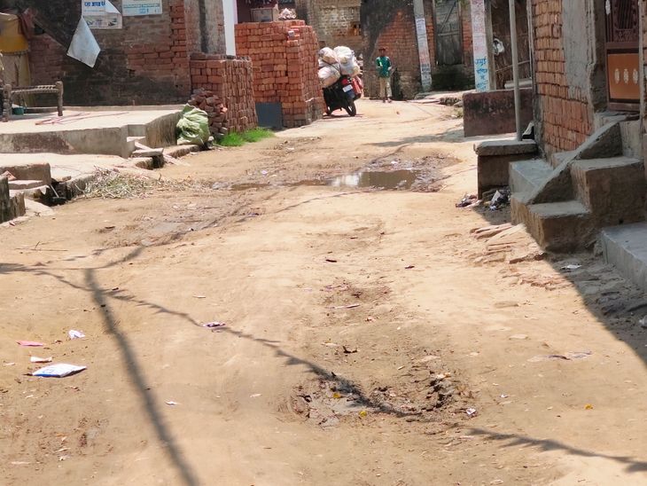 Maharajganj Road Potholes | Villagers Demand Repair | Badkhora-Jagdaur ...