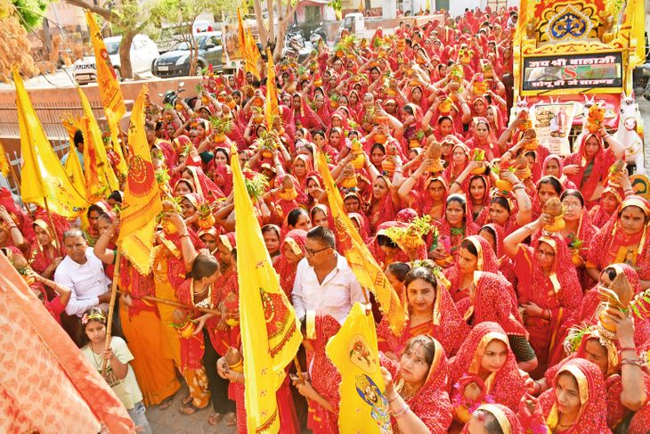 Women took out Kalash Yatra, seven-day Bhagwat Katha started in Shri ...