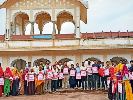 Pledge to make the city plastic-free by distributing jute bags